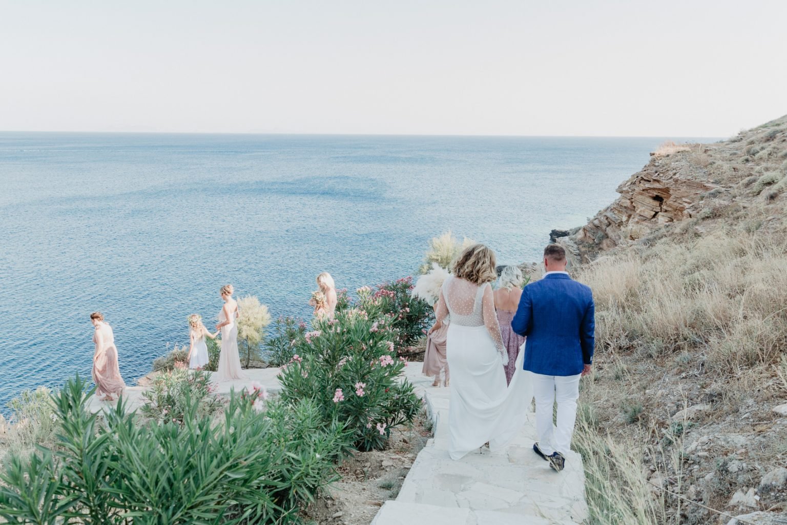 Get Inspired By This Wedding Ceremony On The Rocks – Ellwed
