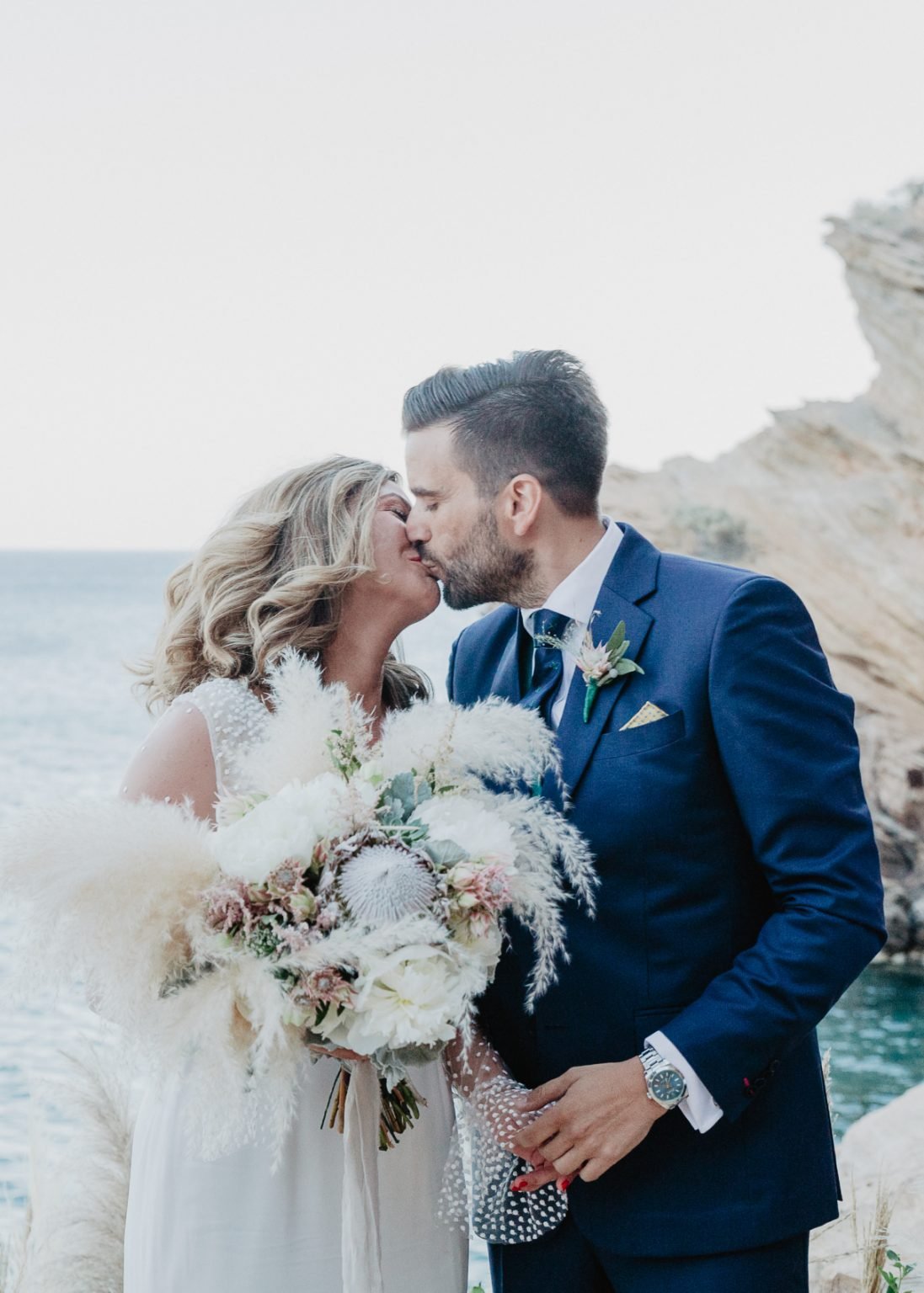 Get Inspired By This Wedding Ceremony On The Rocks – Ellwed