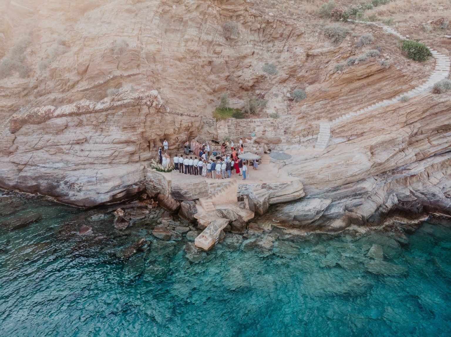 Get Inspired By This Wedding Ceremony On The Rocks – Ellwed