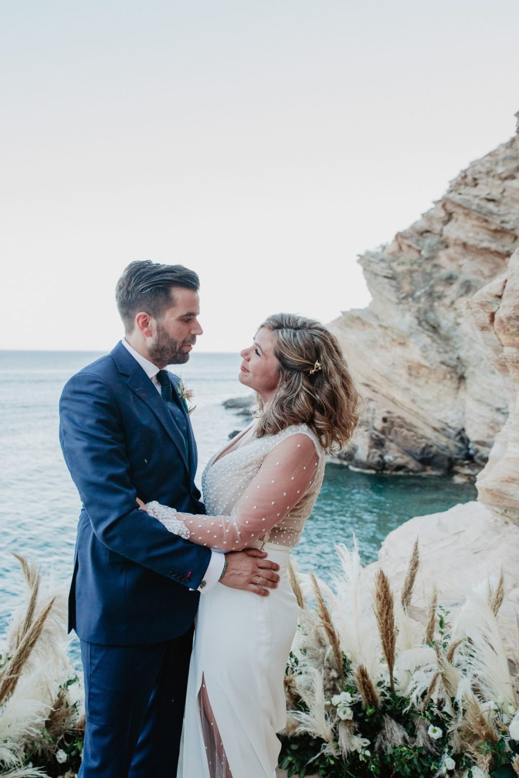 Get Inspired By This Wedding Ceremony On The Rocks – Ellwed