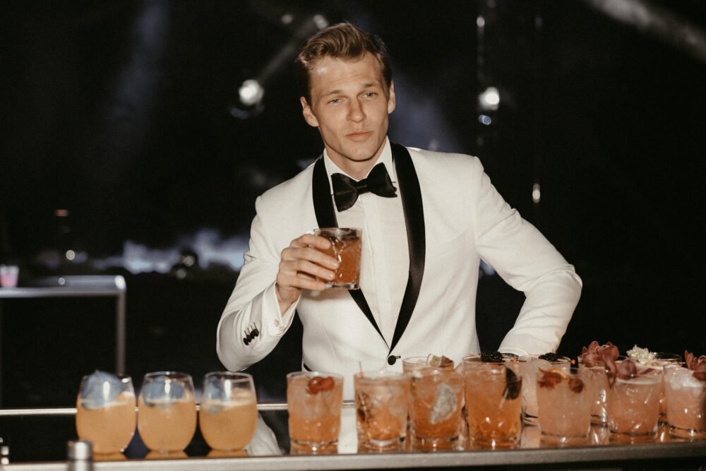 4 Cocktail Hour Ideas To Wow Your Wedding Guests – Ellwed